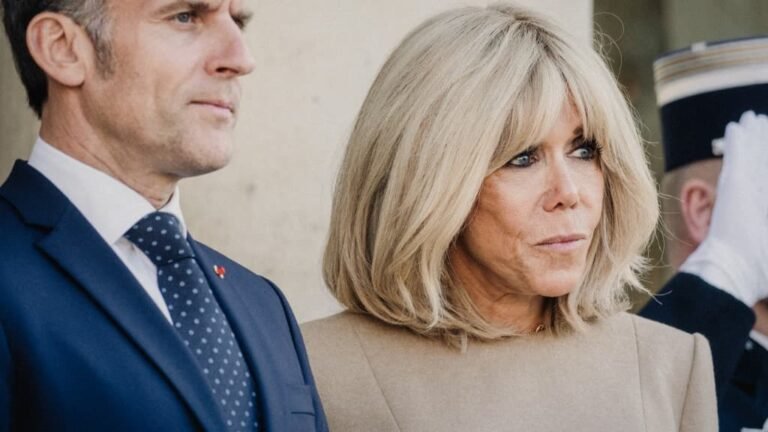 Emmanuel និង Brigitte Macron ...